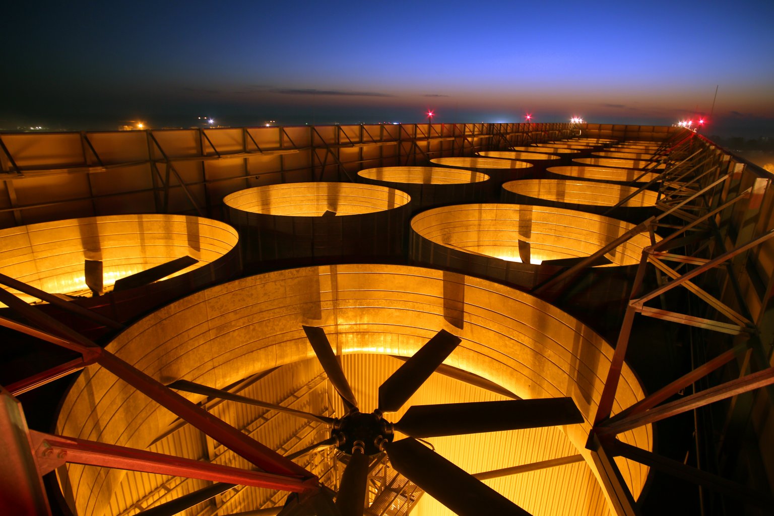 Desert Cooling System Solves Sand Dilemma - LAKOS Filtration Solutions